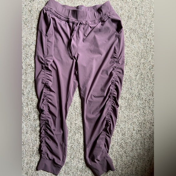 Athleta | Pants & Jumpsuits | Athleta Size 6 Attitude Pant Volcanic ...